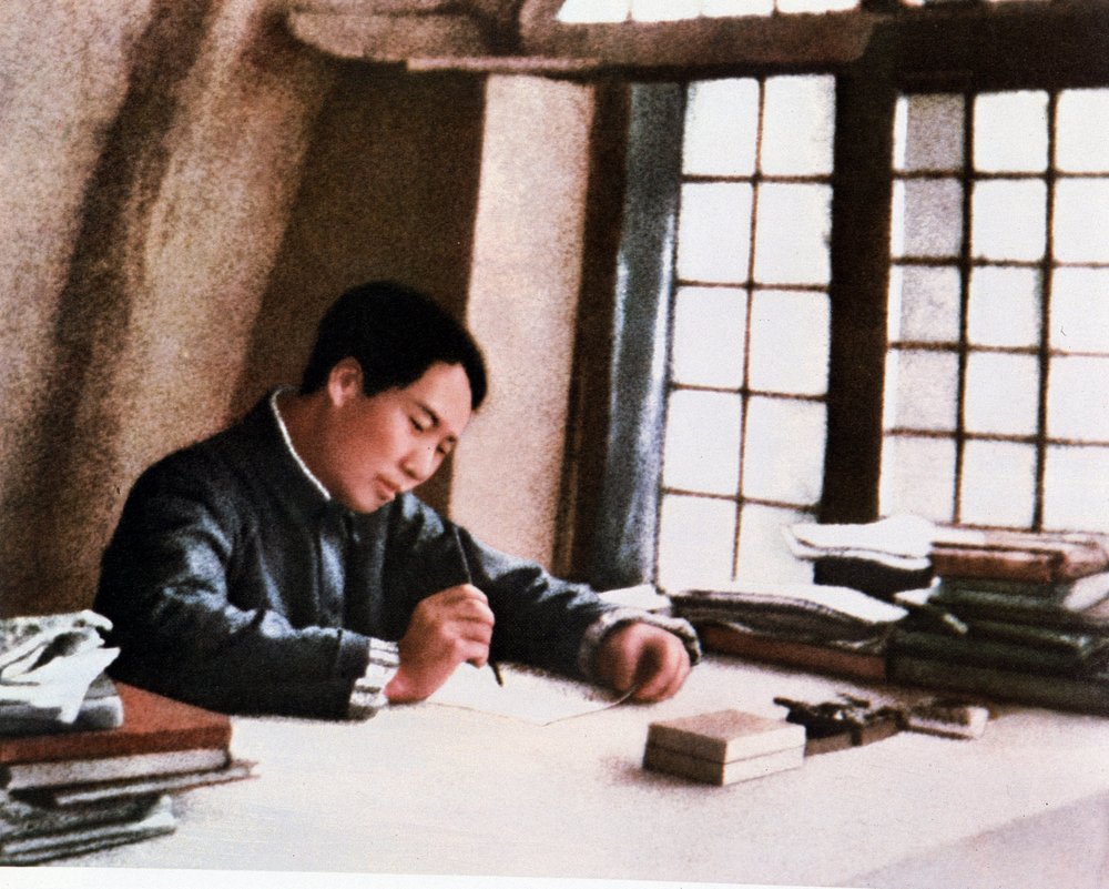 Mao écrivant son œuvre « De la guerre prolongée » dans une grotte à Yenan