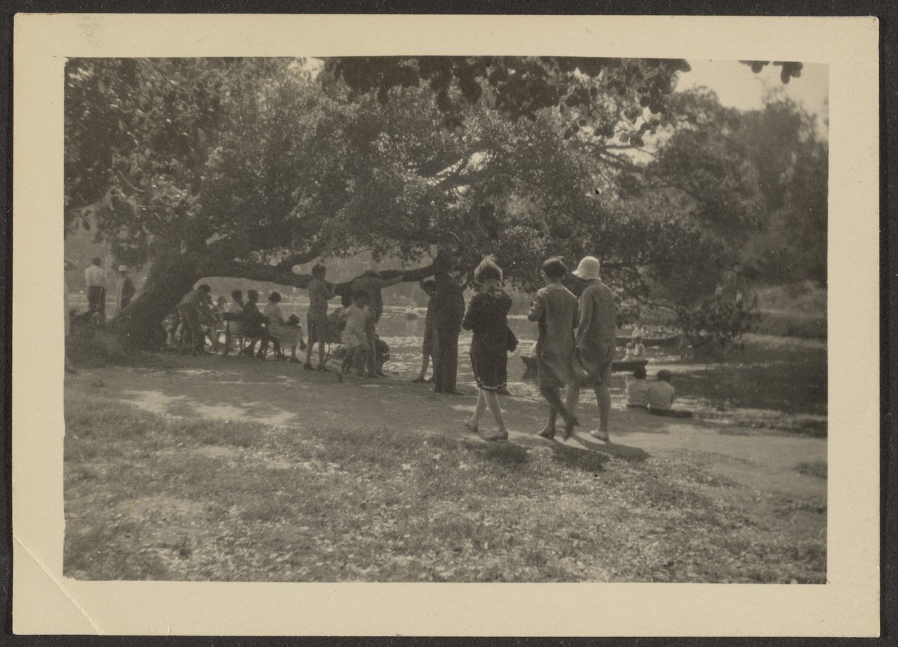 [Groupe dans le parc] | Louis Fleckenstein | Estampe d'art